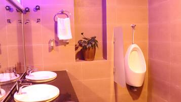 Dormitório Partilhado Deluxe | Casa de banho | Chinelos