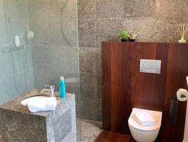 Quarto conforto | Banheiro | Secador de cabelo (mediante solicitação), toalhas de banho, sabonete