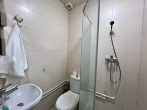 Apartamento superluxo | Banheiro | Chuveiro, chuveiro com efeito de chuva, produtos de toalete grátis 