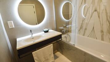 Quarto superluxo | Banheiro | Produtos de toalete grátis, roupões de banho, chinelos, toalhas de banho