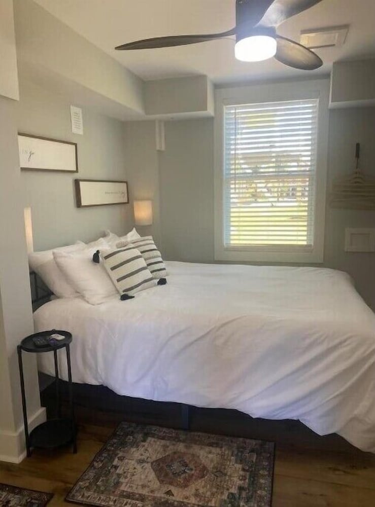 Harrell’s Haven-waterfront, Dock, Pool/hot Tub - Oak Island, NC