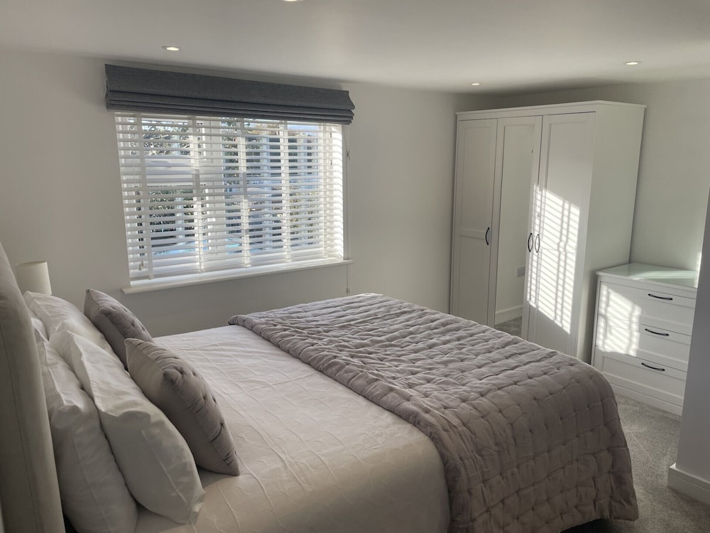 Prime location by the beach and New Forest 4 bedroom, 3 bathrooms ...