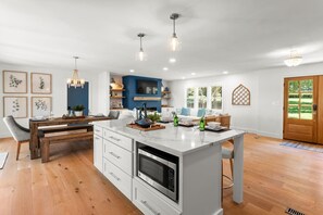 Casa, várias camas (Lakefront Living w/Optional Boat Rent) | Cozinha privada | Fogão