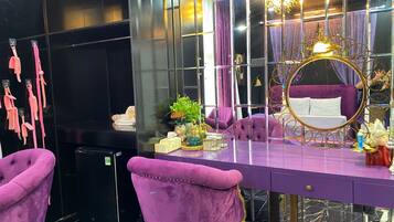 Quarto casal luxo | Escrivaninha, espaço de trabalho para notebook, Wi-Fi de cortesia