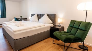 Quarto casal design | Escrivaninha, Wi-Fi de cortesia, roupa de cama