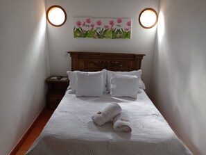 Quarto casal básico | Roupas de cama premium, Wi-Fi de cortesia, roupa de cama