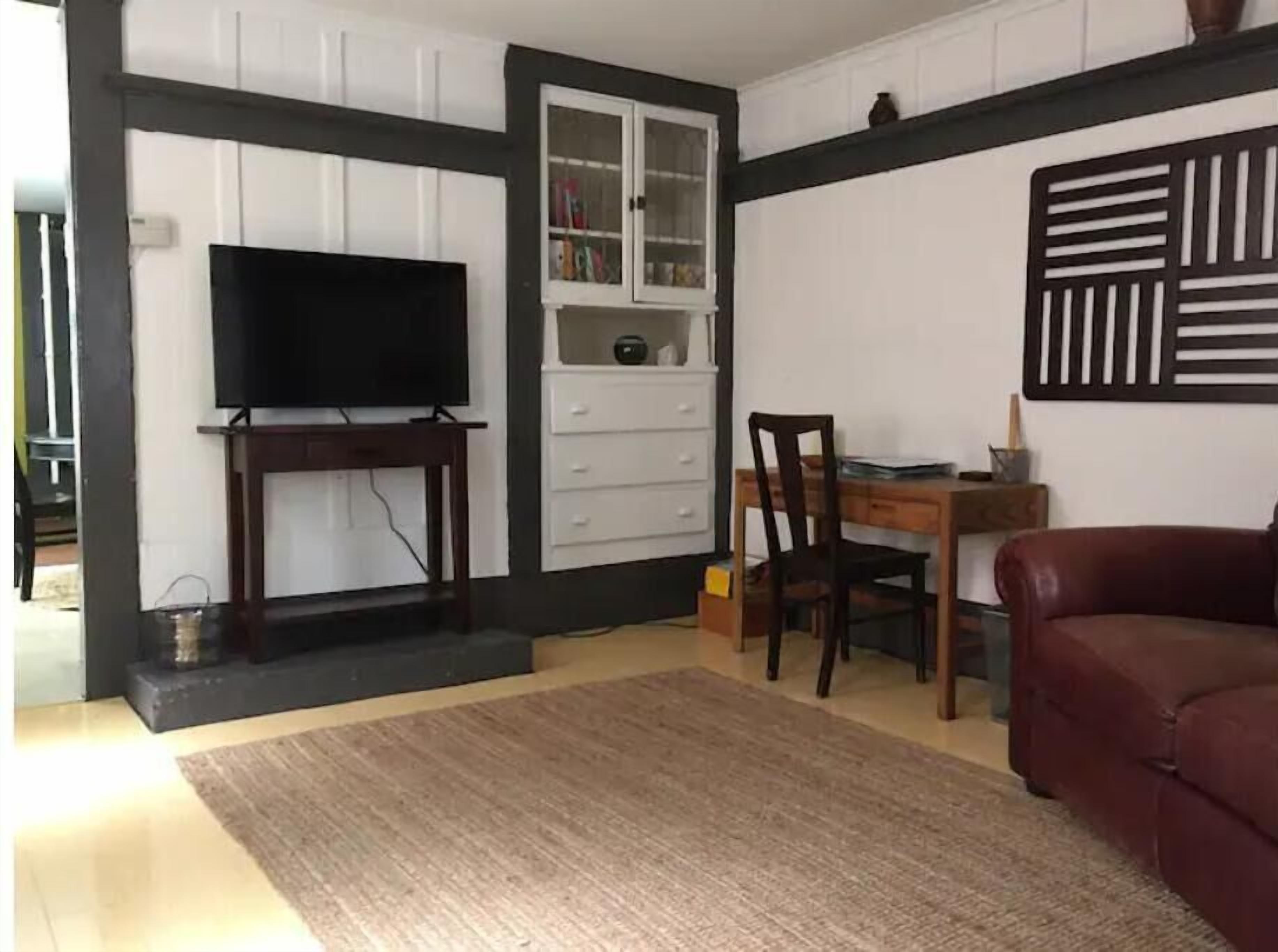 Spacious 1906 Victorian In-law Apartment - Alameda, CA