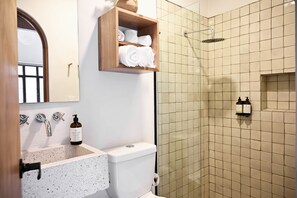 Chuveiro, chuveiro com efeito de chuva, secador de cabelo 