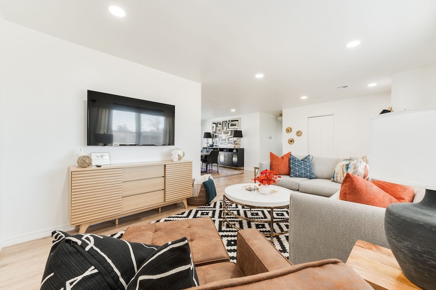 Beautifully Remodeled-newly Furnished-cozy, Colorful & Eclectic Home In N Okc! - Oklahoma City