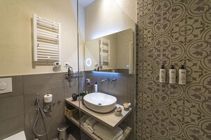 Quarto casal ou duplo luxo | Banheiro | Chuveiro, chuveiro com efeito de chuva