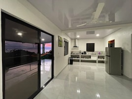 Apartamento, casa de banho privativa, vista para o oceano (3) | Cozinha privada | Um frigorífico, um micro-ondas no espaço comum 