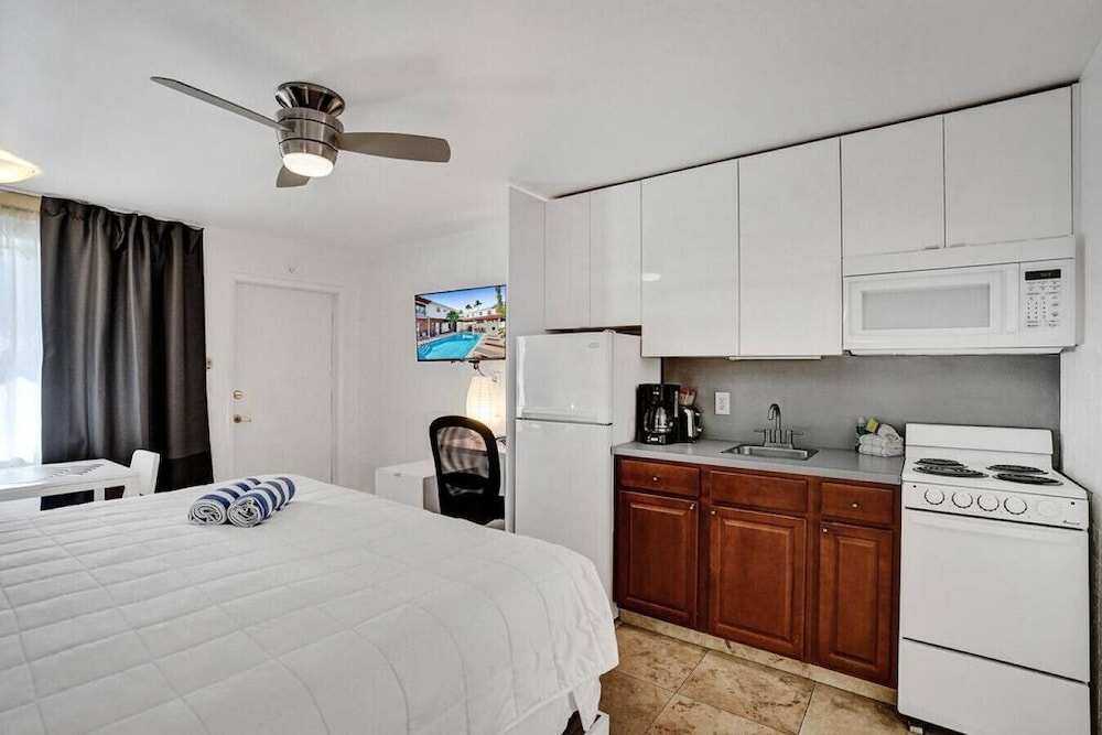 Waves: Beach Town Cozy Studio Apartment - Pompano Beach, FL