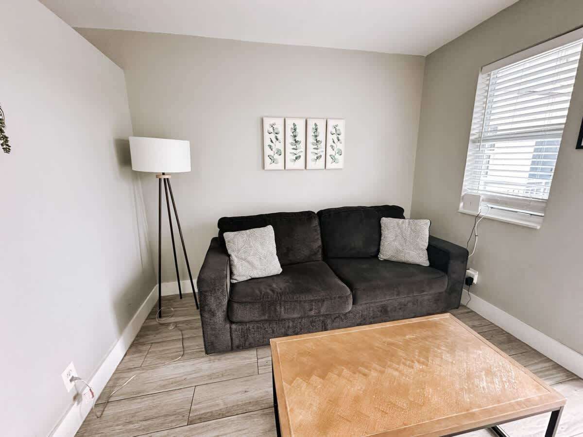 Rustic Retreats Modern 1br For 2 Guests In Fll - Pembroke Pines, FL