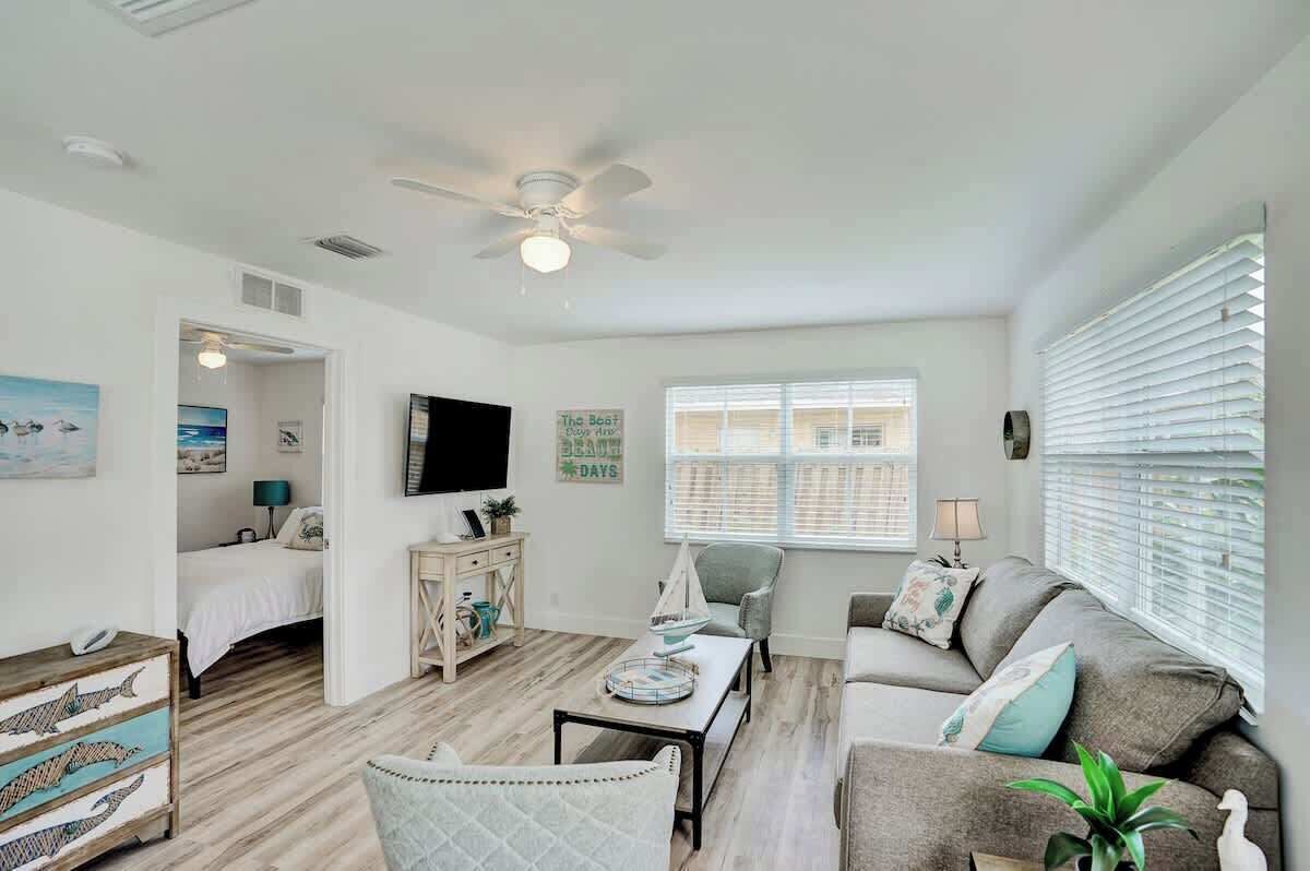 Beach Escape One Block From The Ocean - Pompano Beach, FL