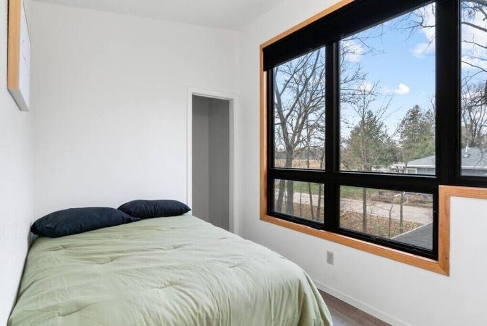 The Rest On The River - Projector - Fire Pit - Sunroom - Contractors Welcome - Cedar Falls, IA
