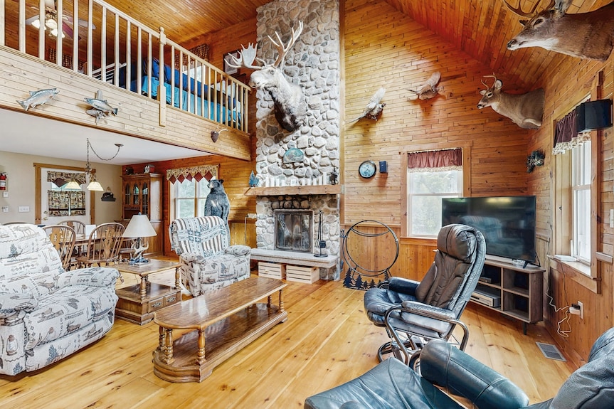 Dog-friendly Home With Huge Yard & Fireplaces - Near Swimming Hole, Snowmobiling - Ferris Wheel, Jefferson