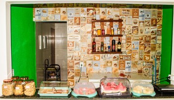 Café da manhã com buffet grátis todos os dias