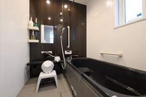Villa Comfort | Casa de banho | Um polibã e uma banheira separados, um secador de cabelo, chinelos 