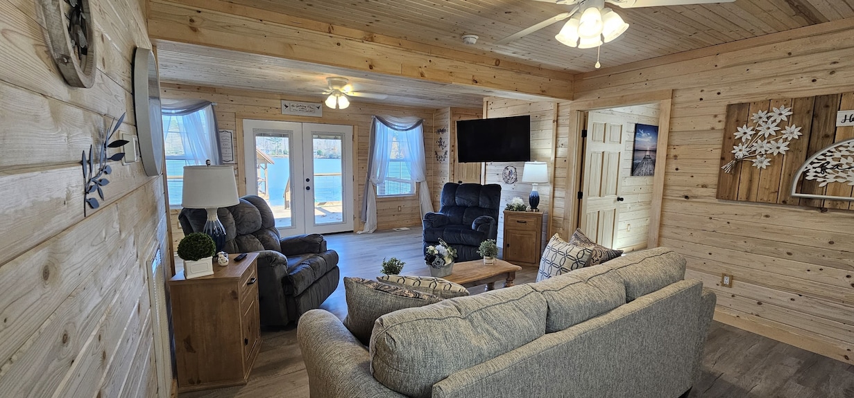 Lake Cove! Located Directly On A Small Community Lake! - Dalton, GA