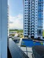 Suite-Estúdio Empresarial, várias camas, varanda, vista para a piscina | Terraço/pátio interior