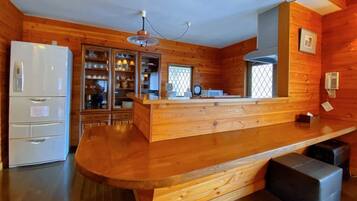 Casa de Campo Deluxe, não fumadores (Cottage Atelier) | Cozinha privada | Um frigorífico, um micro-ondas, uma placa de cozinha