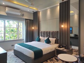 Quarto luxo | Escrivaninha, quartos à prova de som, Wi-Fi de cortesia, roupa de cama