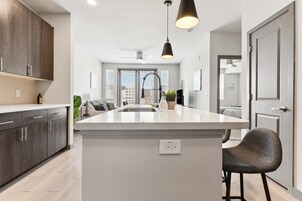 Apartamento luxo, 1 quarto | Cozinha privada | Geladeira, micro-ondas, fogão, cooktop