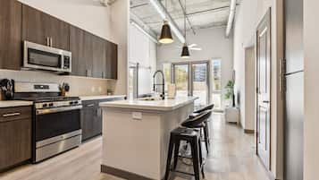 Apartamento Deluxe, 2 quartos | Cozinha privada | Um frigorífico, um micro-ondas, um forno, uma placa de cozinha