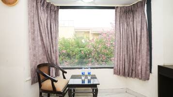 Quarto Deluxe | Sala de estar | Televisor LED de 30 polegadas com canais via satélite