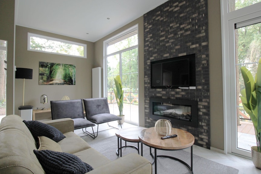 Modern Holiday Home With Decorative Fireplace - 阿納姆