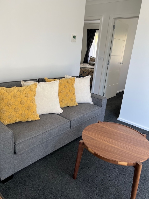 Self-contained Nice 2 Bedroom Flat With Own Kitchenette, Bathroom And Entrance. - New Zealand