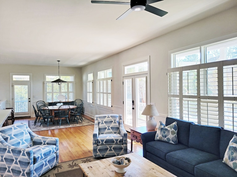 Raised Beach House, Screen Porch, Grill, Gated Resort, Easy Walk To Beach, Pool - South Carolina