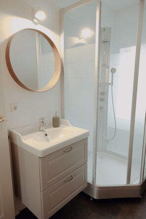 Loft luxo | Banheiro | Chuveiro, secador de cabelo, toalhas de banho, sabonete