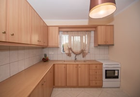 Villa Básica | Cozinha privada | Um frigorífico/congelador grande, um forno, uma placa de cozinha