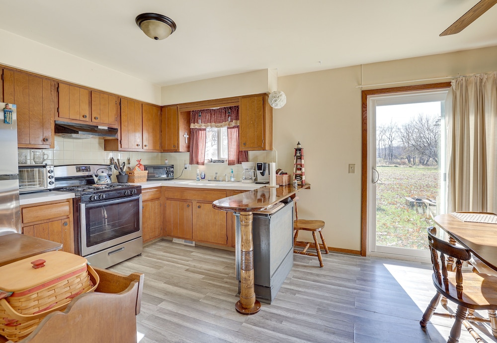 Family-friendly Home W/ Fire Pit ~ 10 Mi To Akron! - Akron, OH