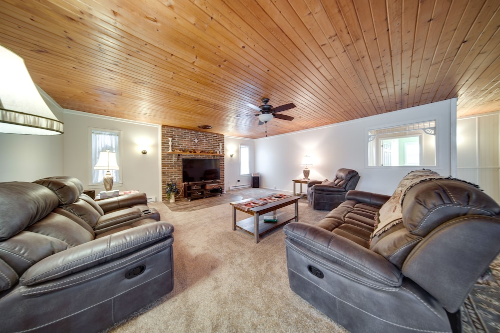 North Jackson Vacation Rental W/ Wraparound Deck! - Lake Milton, OH