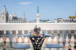 Superior Double City View | Frigobar, cofres nos quartos, escrivaninha