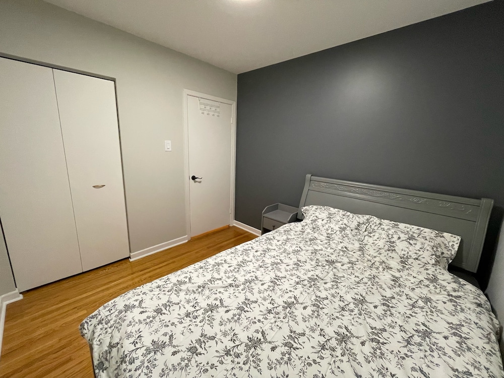 Exquisite Residence Features! Minutes To Transit, Huge Backyards - Toronto