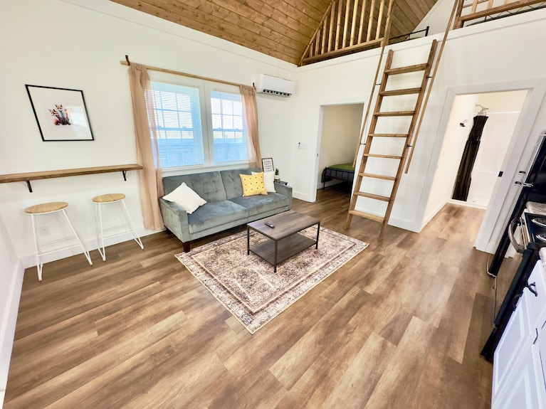 Fox Tiny Luxury Cabin On Lake With Bouncy House's - Alabama