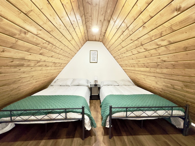 Bobcat Tiny Luxury Cabin On Lake With Inflatables - Alabama