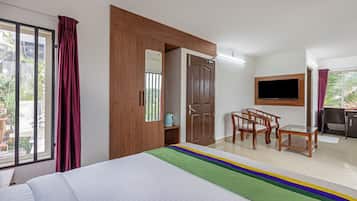 Quarto Deluxe | Cofre no quarto, secretária, roupa de cama fornecida