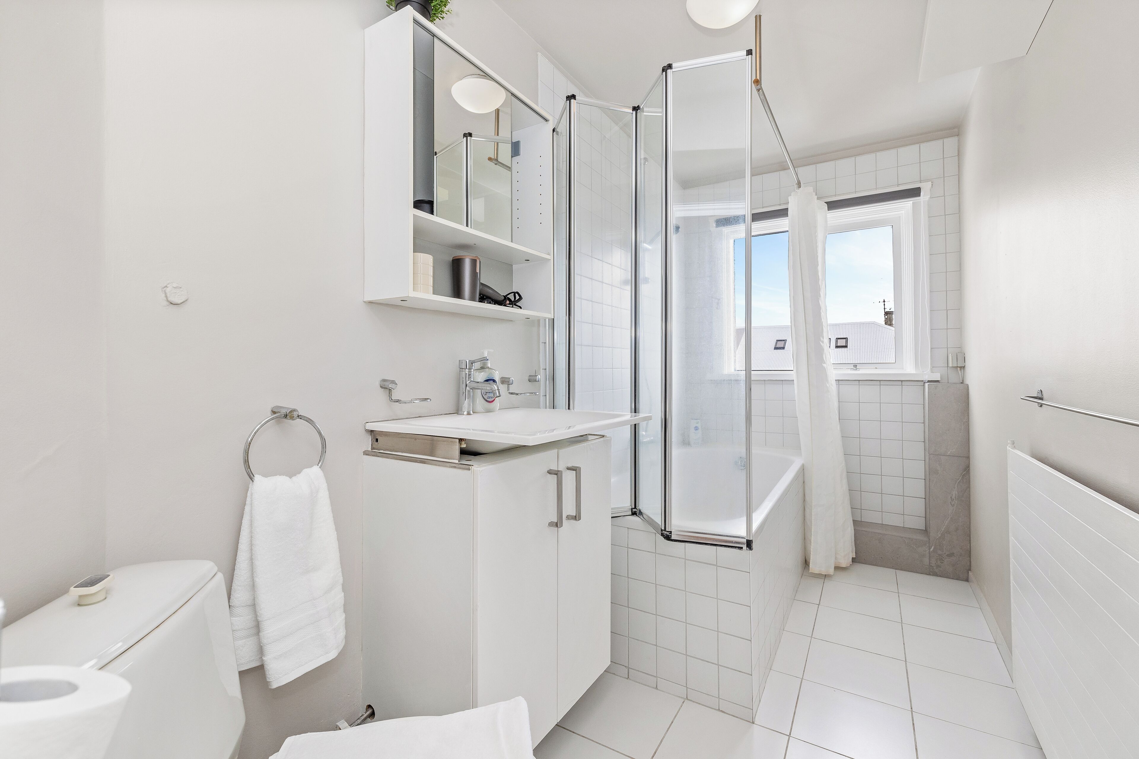 Apartamento Design | Casa de banho | Um polibã, artigos de higiene pessoal grátis, um secador de cabelo 