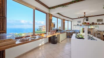 Café da manhã com buffet grátis todos os dias