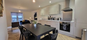 Apartamento Nobre | Cozinha privada | Um frigorífico/congelador grande, um micro-ondas, um forno 