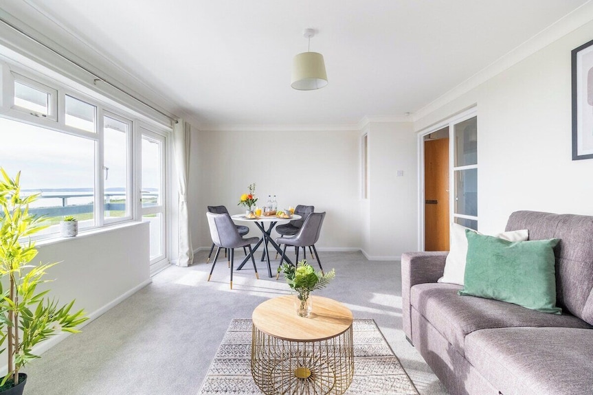 Wow! Seaview Beach Apartment Sleeps 6-free Parking - Bournemouth