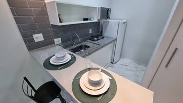 Geladeira, micro-ondas, talheres/pratos/utensílios de cozinha