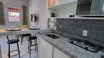 Geladeira, micro-ondas, talheres/pratos/utensílios de cozinha