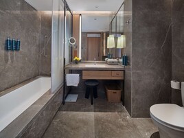 Quarto Premium, 1 cama king-size, banheira | Casa de banho | Produtos de higiene exclusivos, um secador de cabelo, roupões 