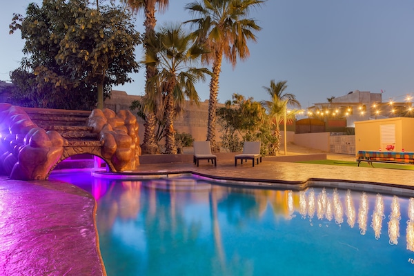 Piscina externa, espreguiçadeiras