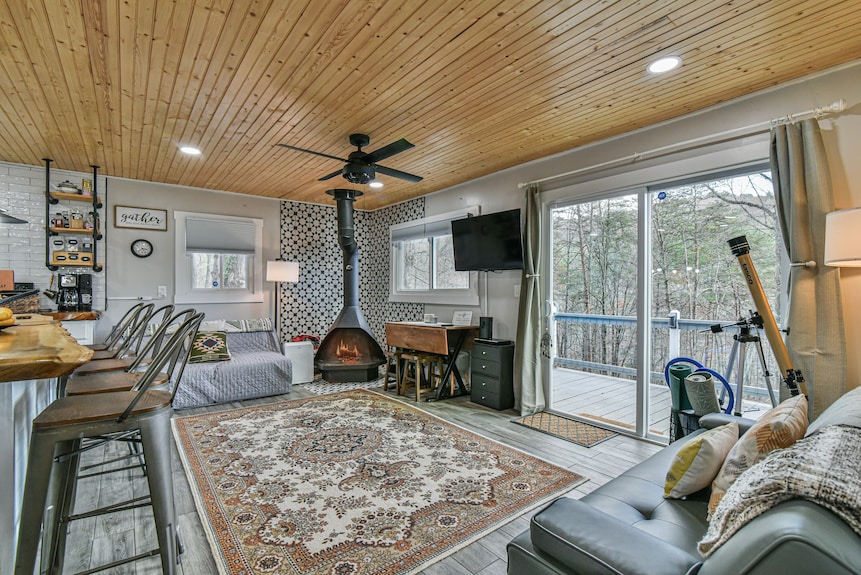Tranquil Retreat, Deck, Hot Tub, Short Drive Dt Hendersonville, Pet-friendly - Hendersonville, NC